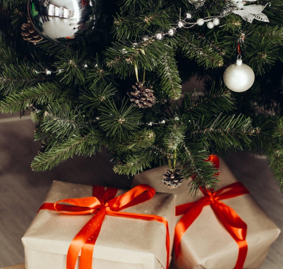 Choosing the Perfect Christmas Tree for a 9-Foot Ceiling - The Club At ...